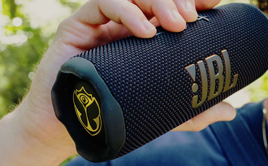 JBL Flip 7 Tomorrowland | Draagbare water- en valbestendige luidspreker ontworpen door JBL x ...
